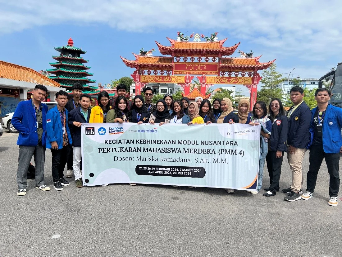 KEGIATAN MODUL NUSANTARA PMM 4 UIB KELOMPOK 1: KUNJUNGAN RUMAH IBADAH ...